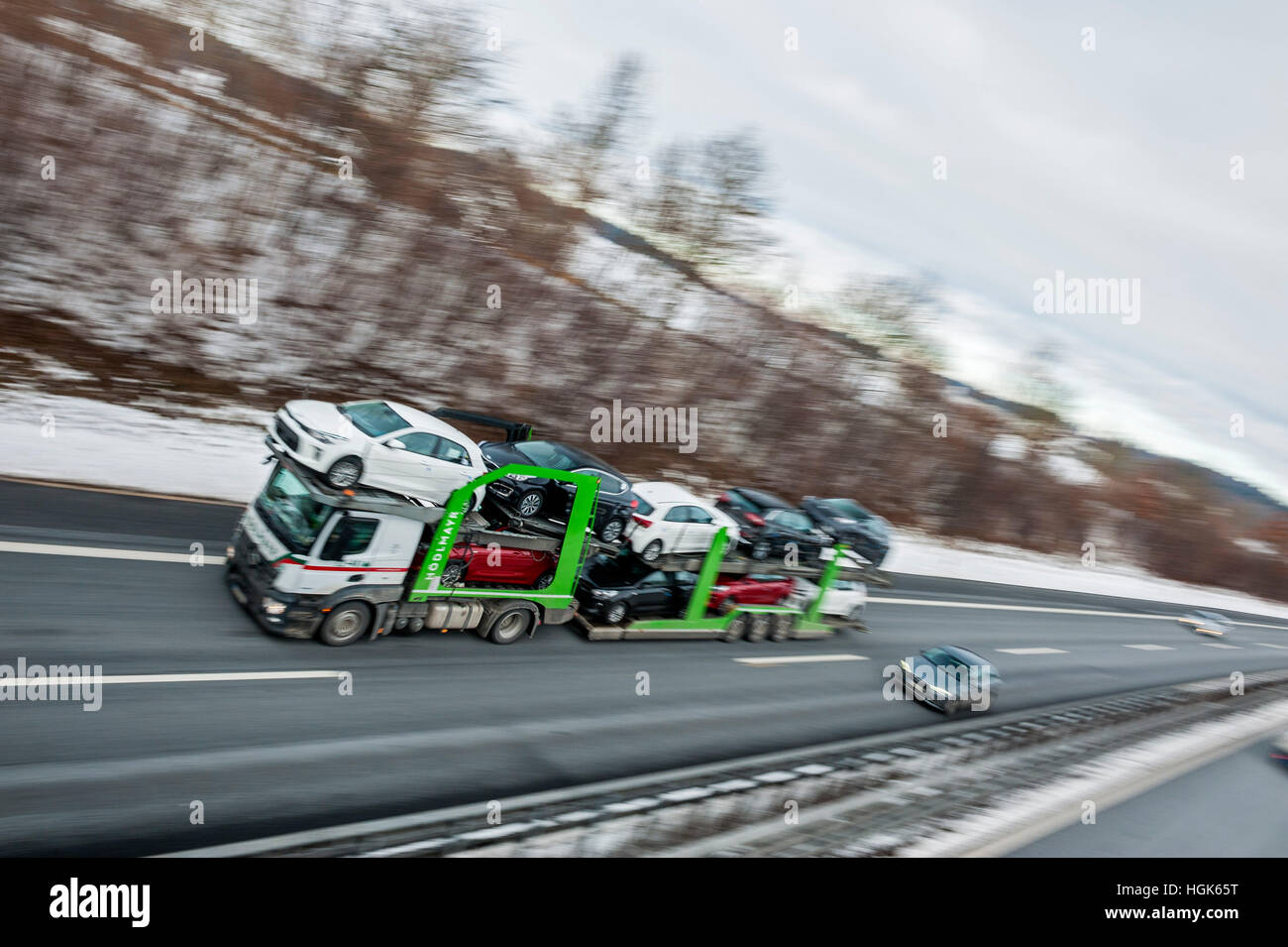 Car transporter motorway -Fotos und -Bildmaterial in hoher Auflösung ...