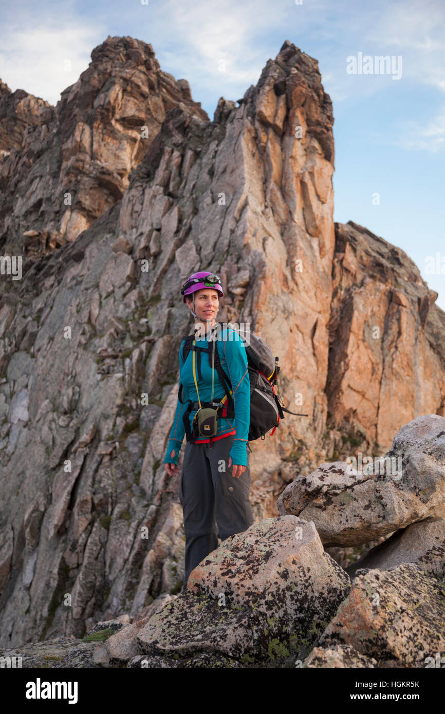 Grace Marx steht unter den vier Asse auf Blitzen Ridge, Ypsilon-Gebirge ...