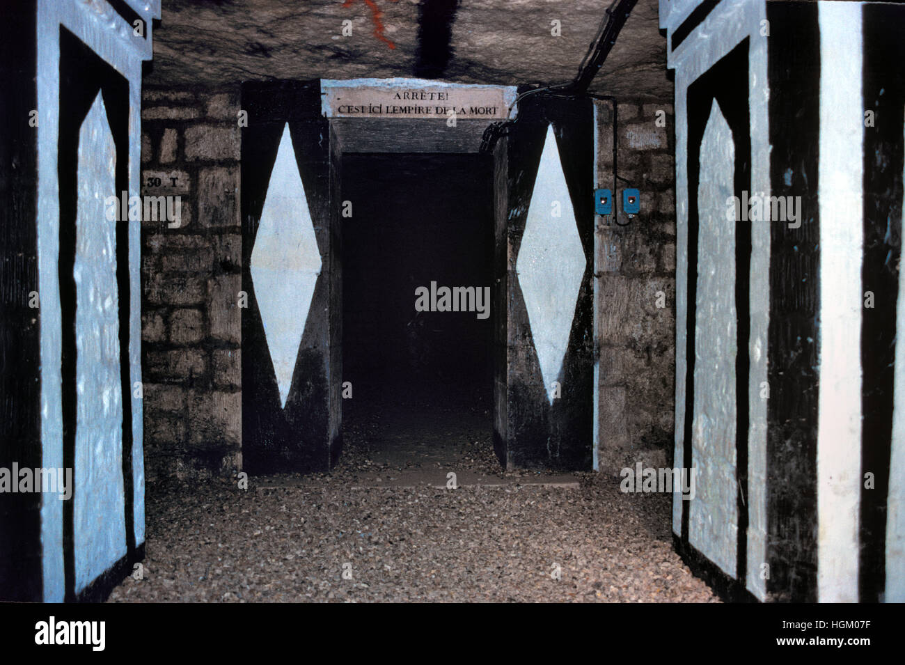 U-Eingang zu den Katakomben oder Paris mit der Aufschrift "Arrete! C ...