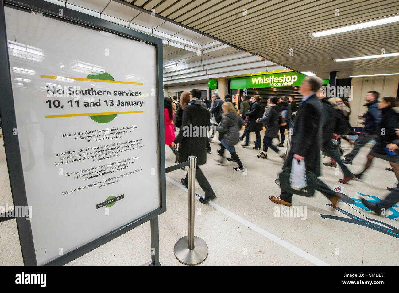 London, UK. 10. Januar 2016. Passagiere für es auszuführen, nachdem ...