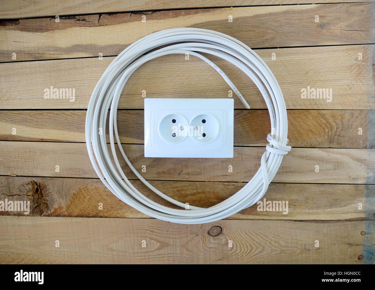 Spule elektrische Kabel und Steckdose auf hölzernen Hintergrund ...