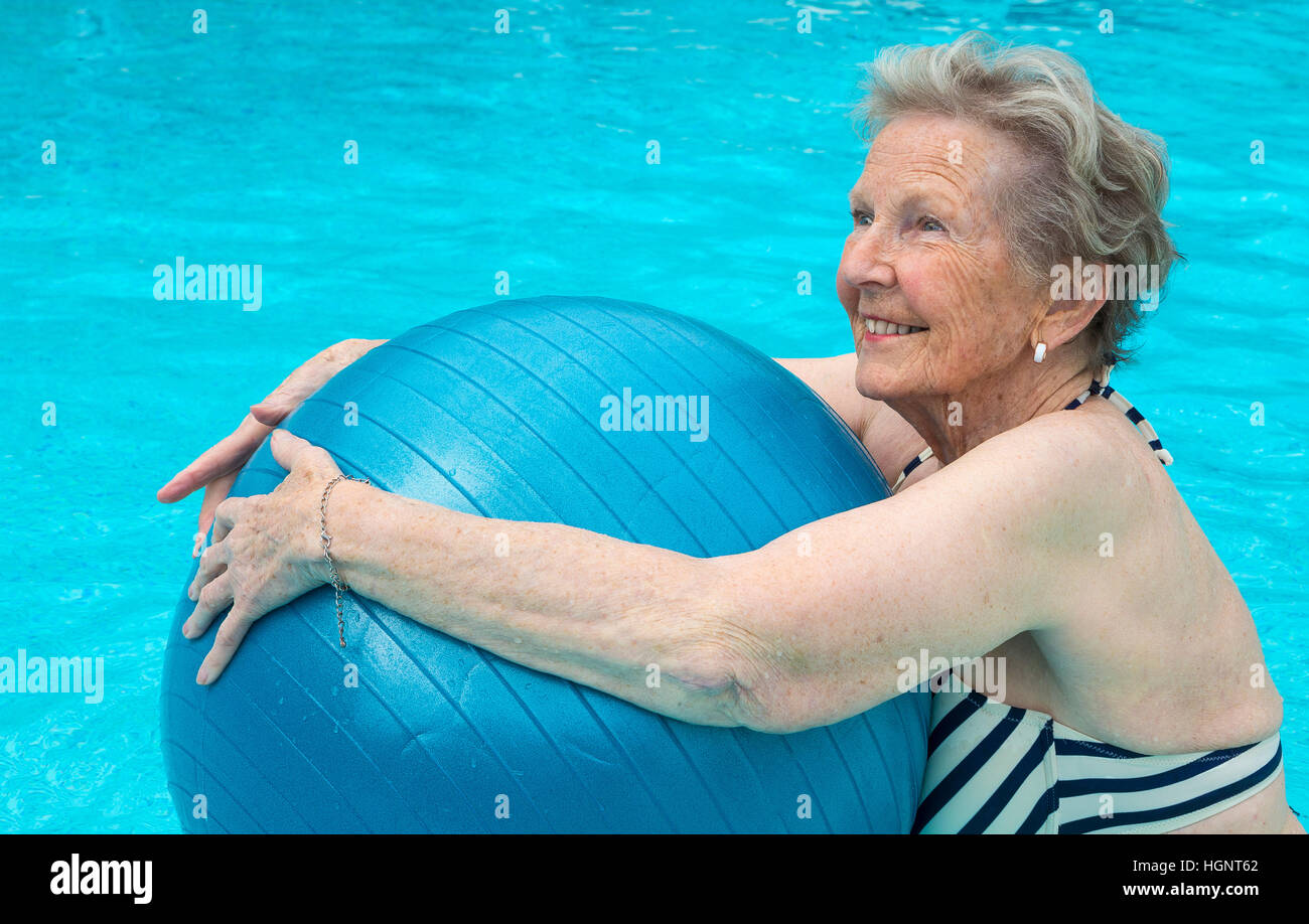 Senior woman swimming pool aqua sport -Fotos und -Bildmaterial in hoher ...