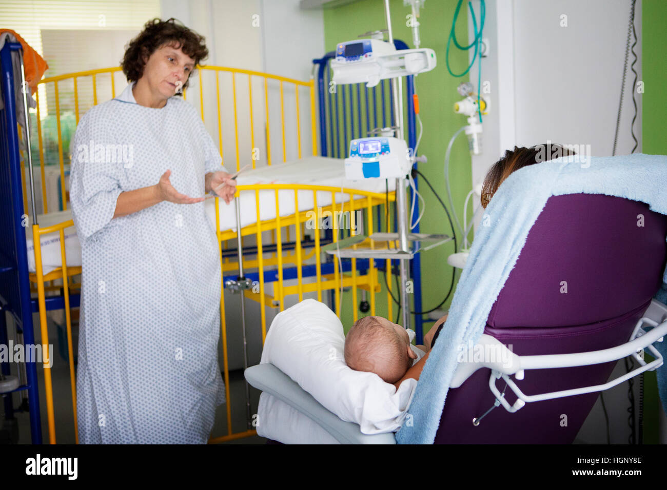 Frauen und kinderzimmer -Fotos und -Bildmaterial in hoher Auflösung – Alamy