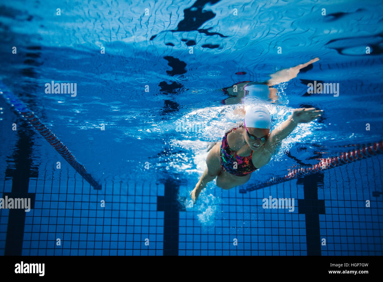 Unterwasser Aufnahme Frau training im Schwimmbad. Weibliche Schwimmer ...