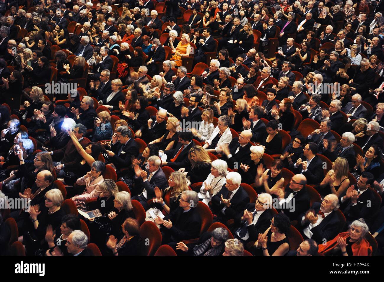 Opera audience -Fotos und -Bildmaterial in hoher Auflösung – Alamy