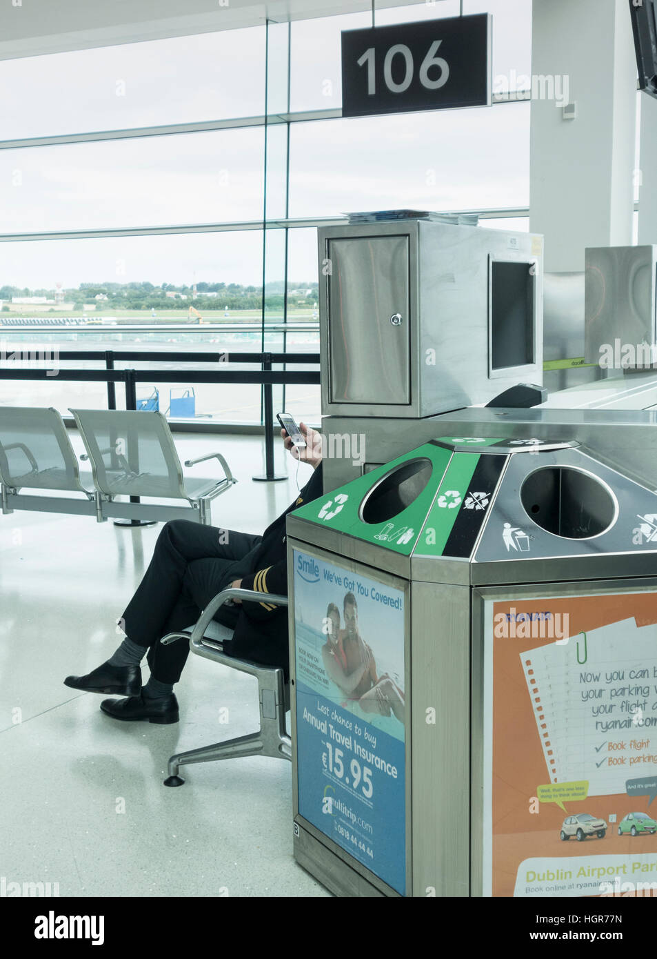 Airline Pilot In Terminal Stockfotos und -bilder Kaufen - Alamy