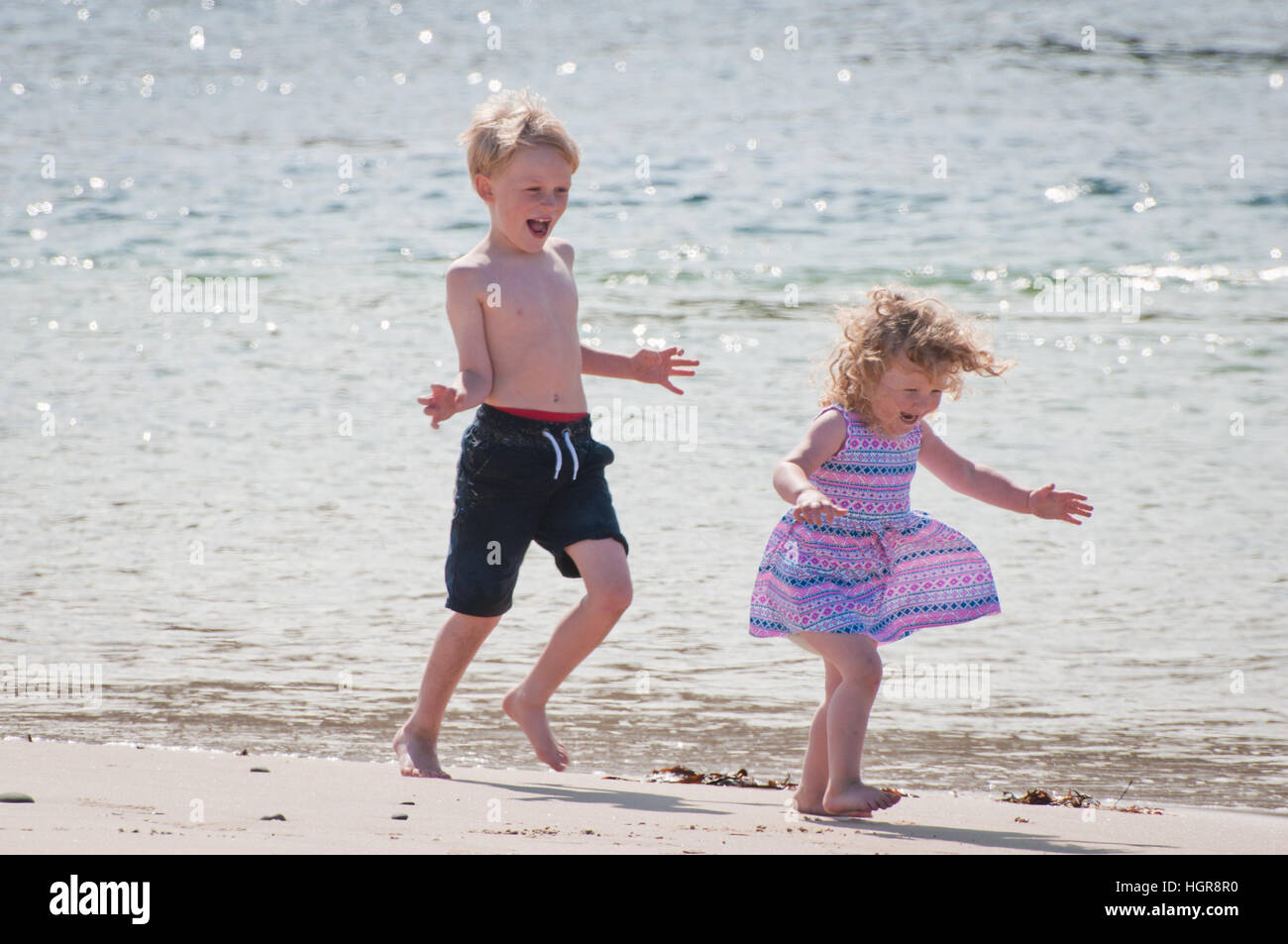 Kleine kinder spielen am strand -Fotos und -Bildmaterial in hoher ...