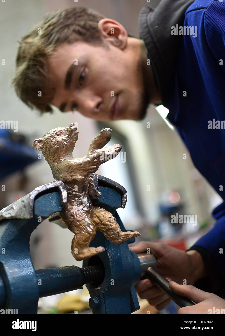 Lehrling Justin Judoke arbeiten auf einer Berlinale-Bär-Trophäe für die ...