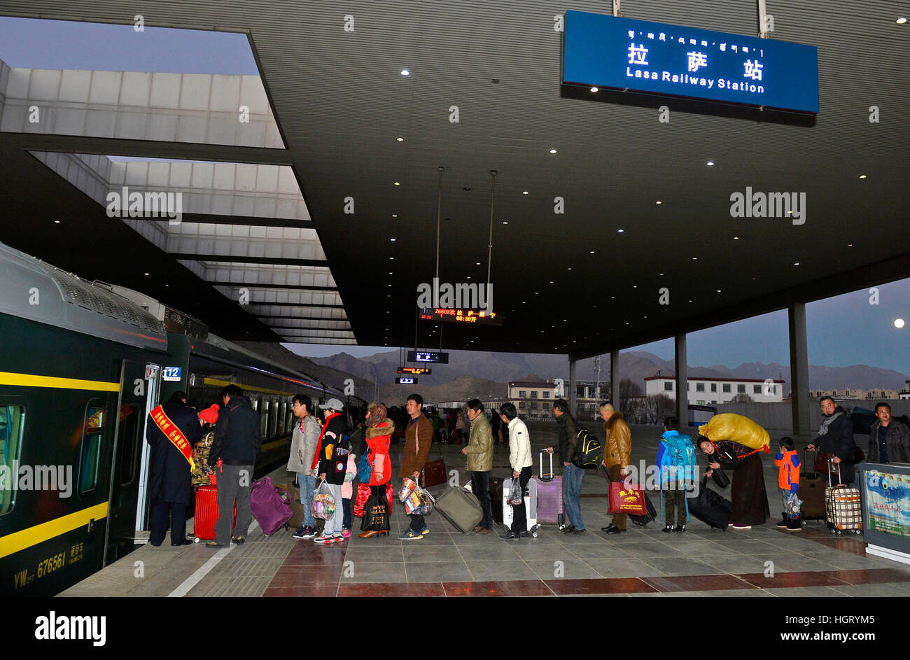 Lhasa train station tibet -Fotos und -Bildmaterial in hoher Auflösung ...