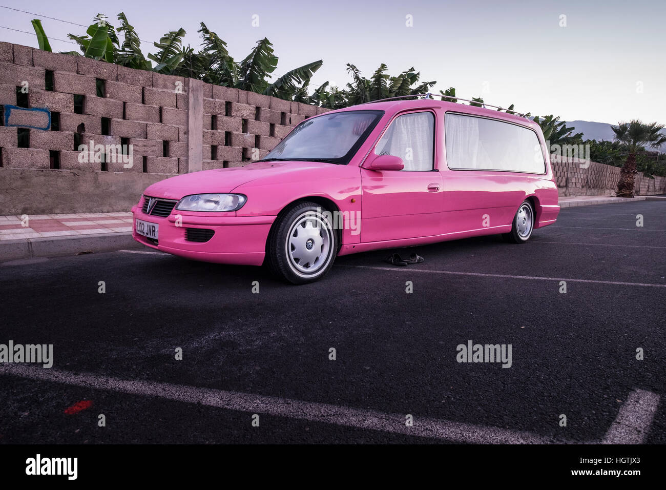 Rosa Vauxhall Omega Leichenwagen mit UK-Registrierung als ein Wohnmobil ...
