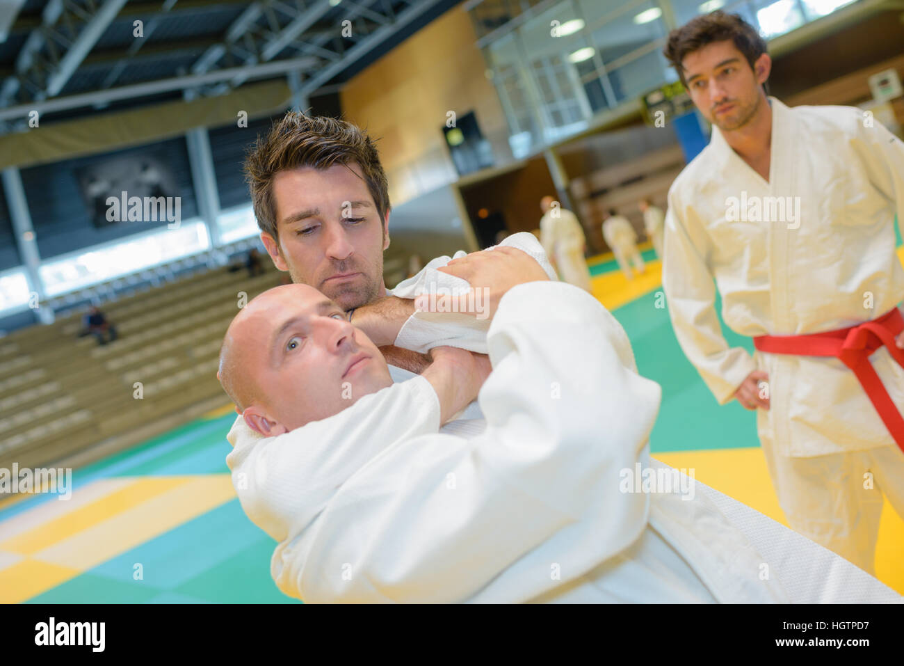 Mann im headlock -Fotos und -Bildmaterial in hoher Auflösung – Alamy