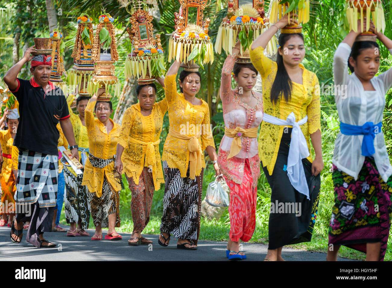 Balinesische Hindu-Prozession. In hinduistischen Bali werden religiöse Veranstaltungen gefeiert ...