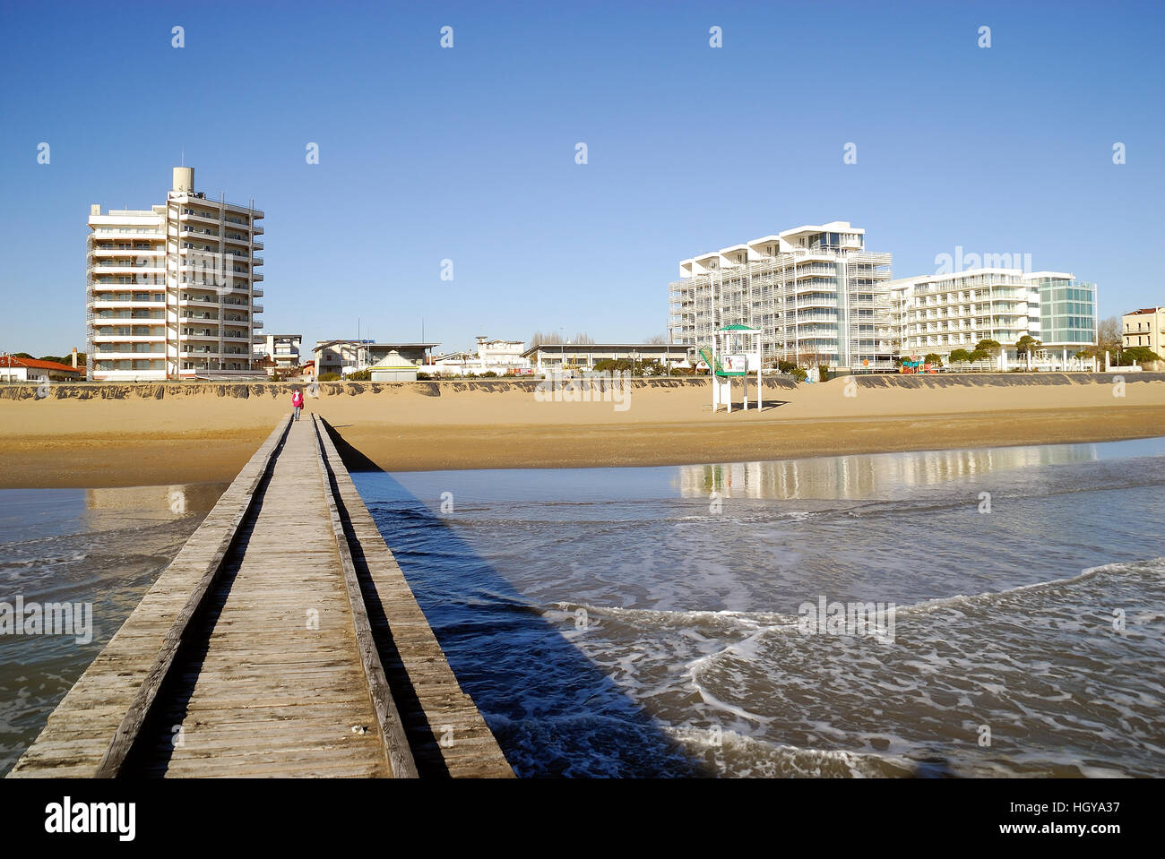 Jesolo, Veneto, Italien. Jesolo Lido-Strand. Ein Holzsteg, Hotels und ...