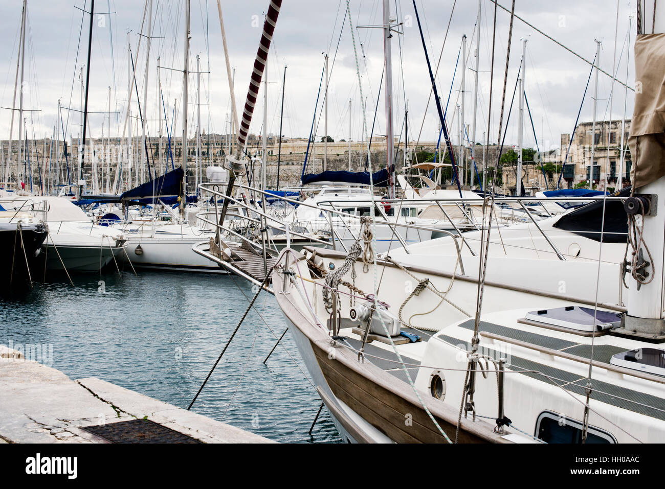 Yachten ankern in Msida Marina in Malta. Segeln Sie Boote ...