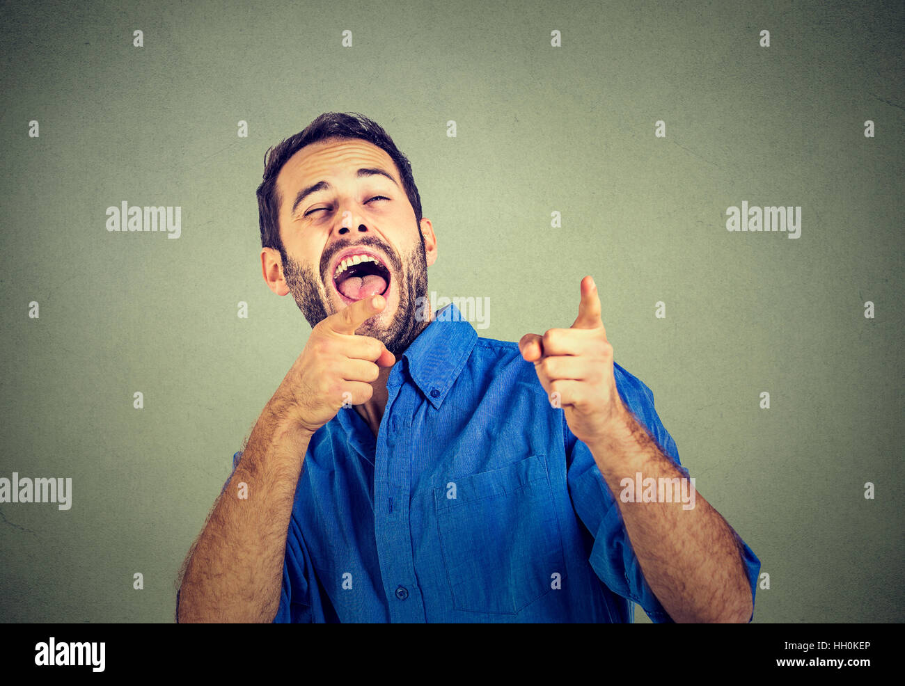 Junger mann lachend -Fotos und -Bildmaterial in hoher Auflösung – Alamy
