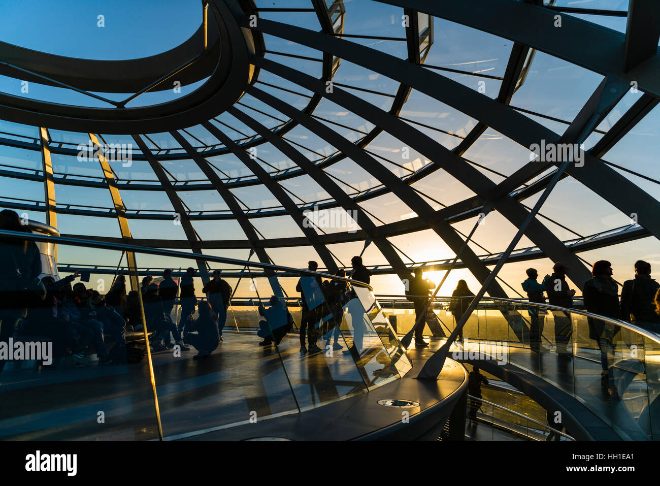 Innenraum der Reichstagskuppel mit Besuchern im Abendlicht, Reichstag, Bundestag, Berlin ...