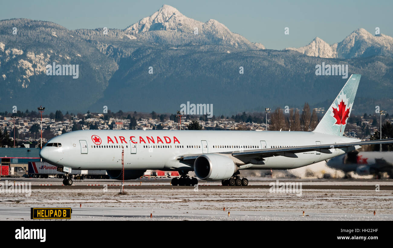 Air Canada Flugzeug Flugzeug Boeing 777 (777-300ER) Widebody-Verkehrsflugzeug zieht vom ...