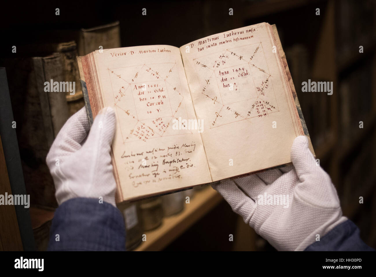 Hamburg, Deutschland. 12. Januar 2017. Bibliothekarin Heike Mueller ...