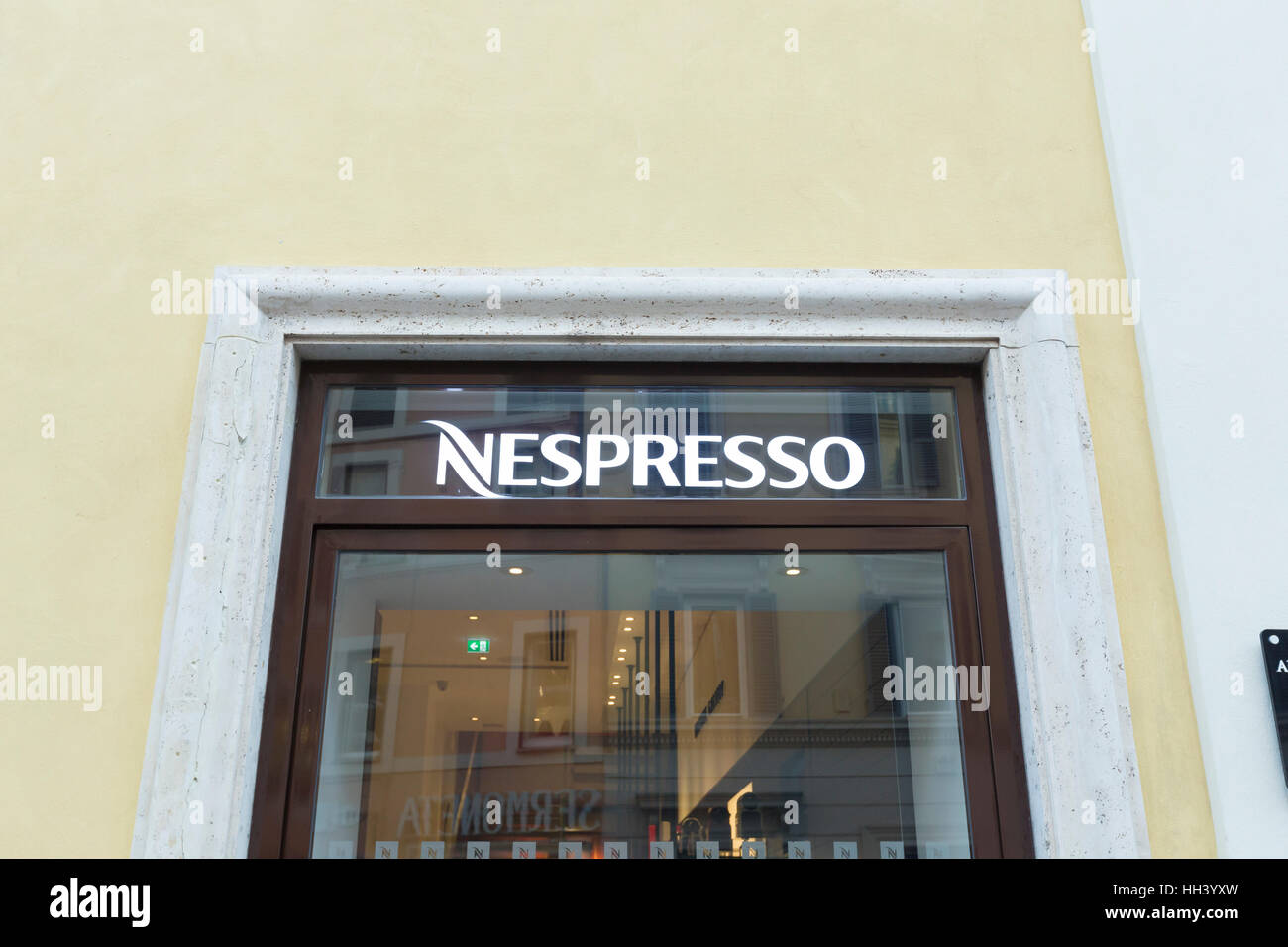 Nespresso Logo Stockfotos und -bilder Kaufen - Alamy