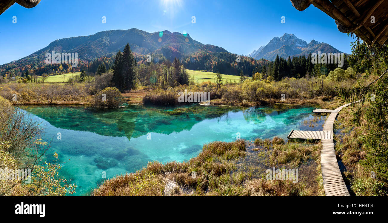 Zelenci See in Slowenien. Schönen grünen See mit Bergen und der Sonne ...