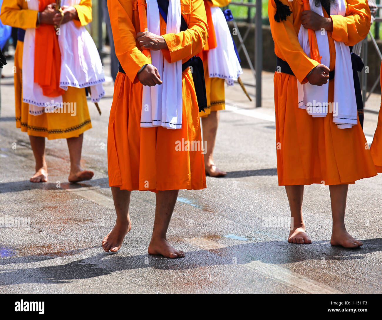 barfuß Männer der Sikh-Religion barfuß mit Schwertern in der hand durch ...