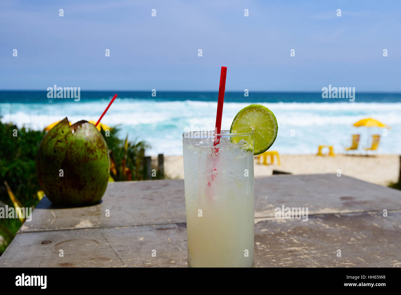 Cocktail am strand -Fotos und -Bildmaterial in hoher Auflösung – Alamy