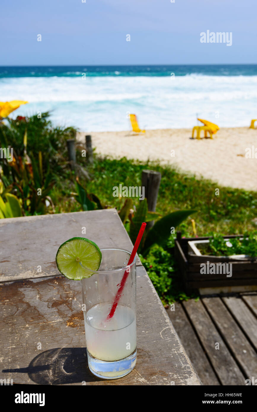 Cocktail am strand -Fotos und -Bildmaterial in hoher Auflösung – Alamy