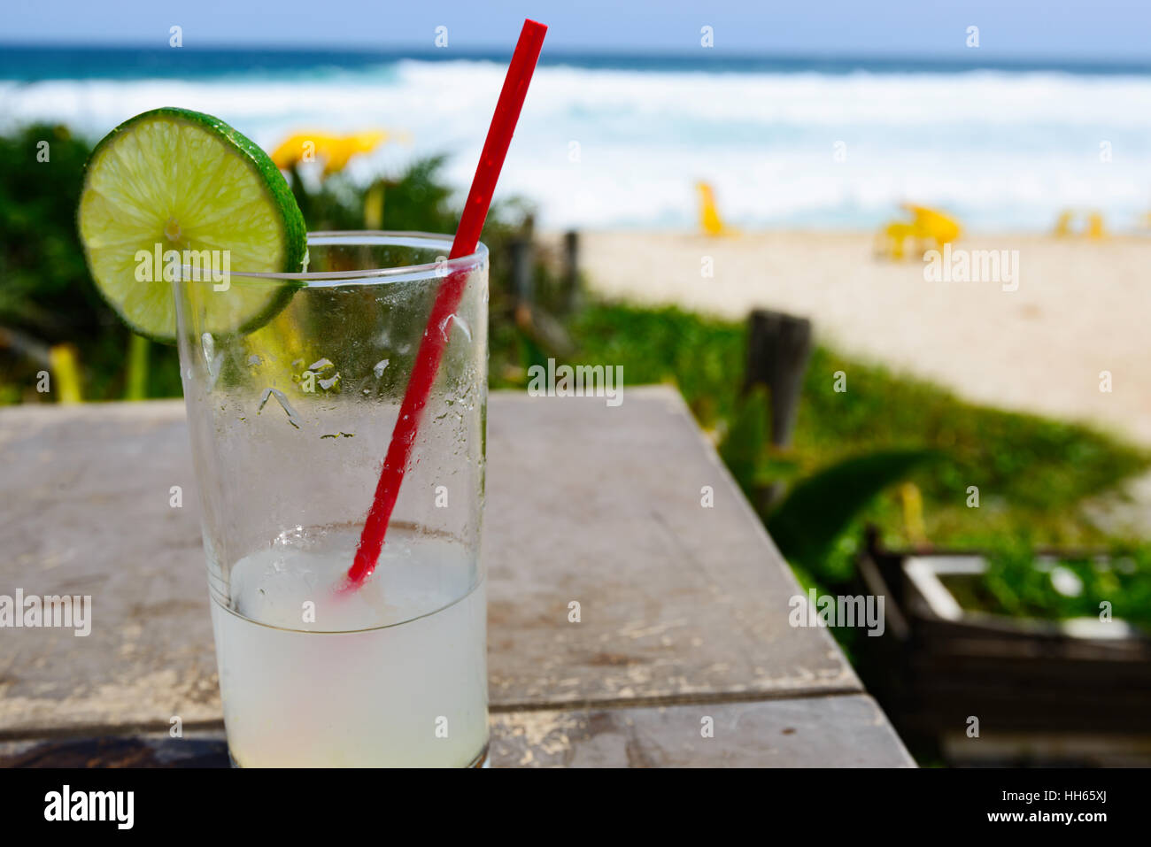 Cocktail am strand -Fotos und -Bildmaterial in hoher Auflösung – Alamy