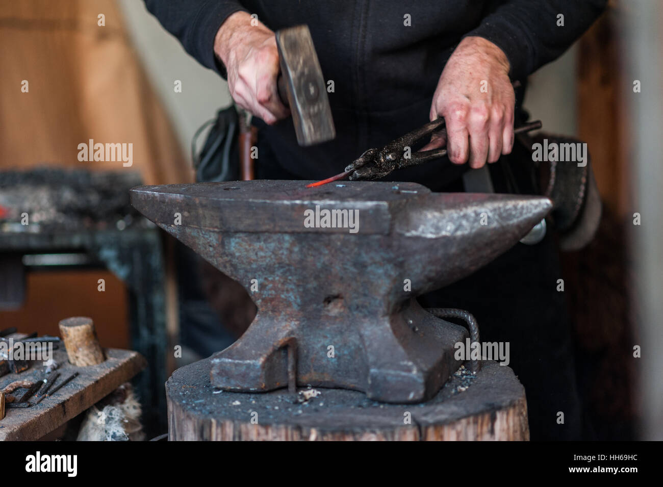 Schmied in der Werkstatt. Metallbearbeitung mit Hammer und Werkzeuge ...