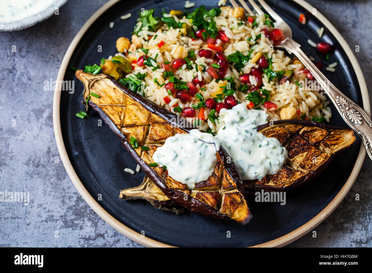 Gebratene Auberginen mit persischen jeweled Reis Stockfotografie - Alamy