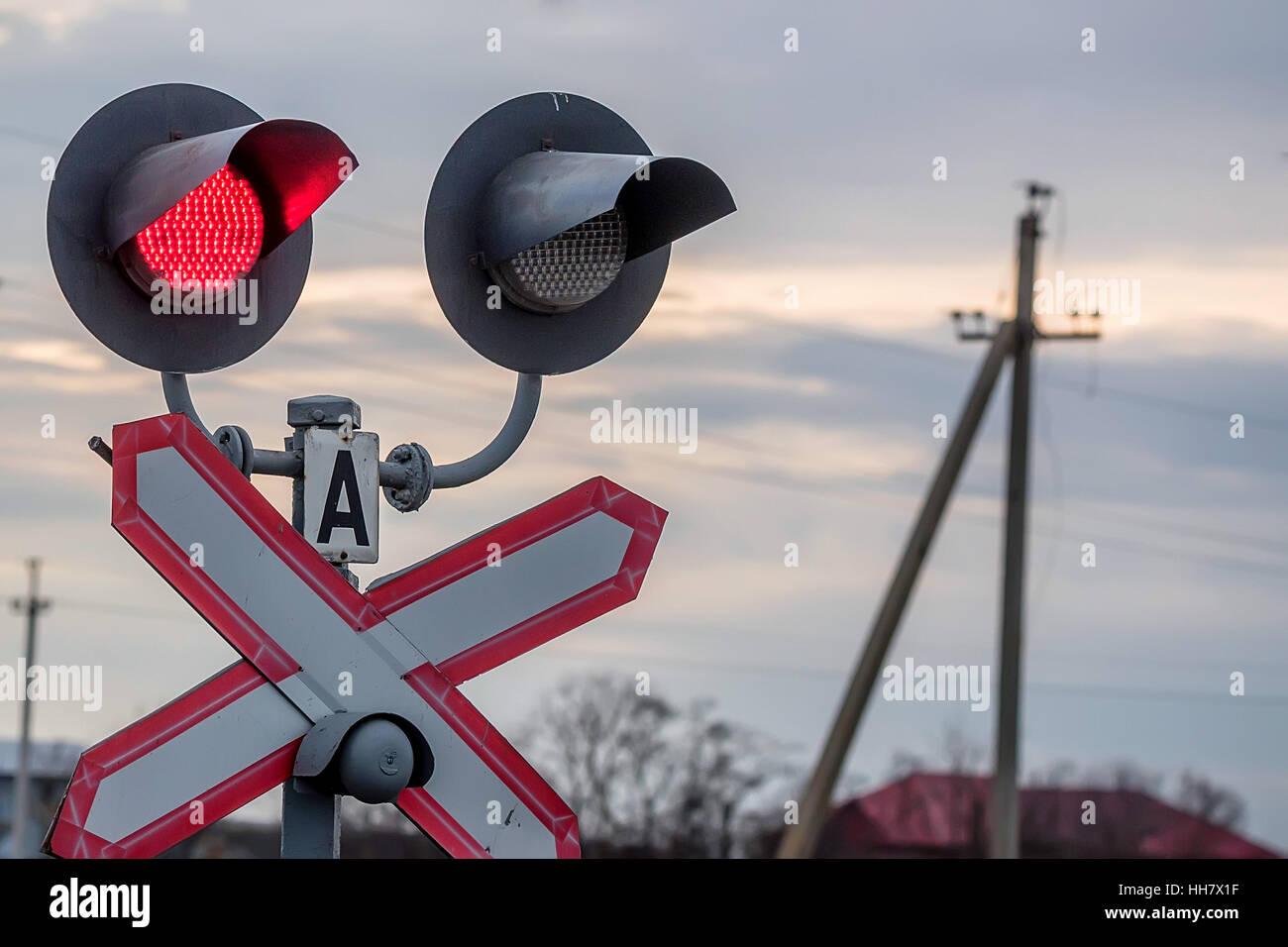 Ampel rot und Kreuzung anmelden Himmelshintergrund Stockfotografie - Alamy