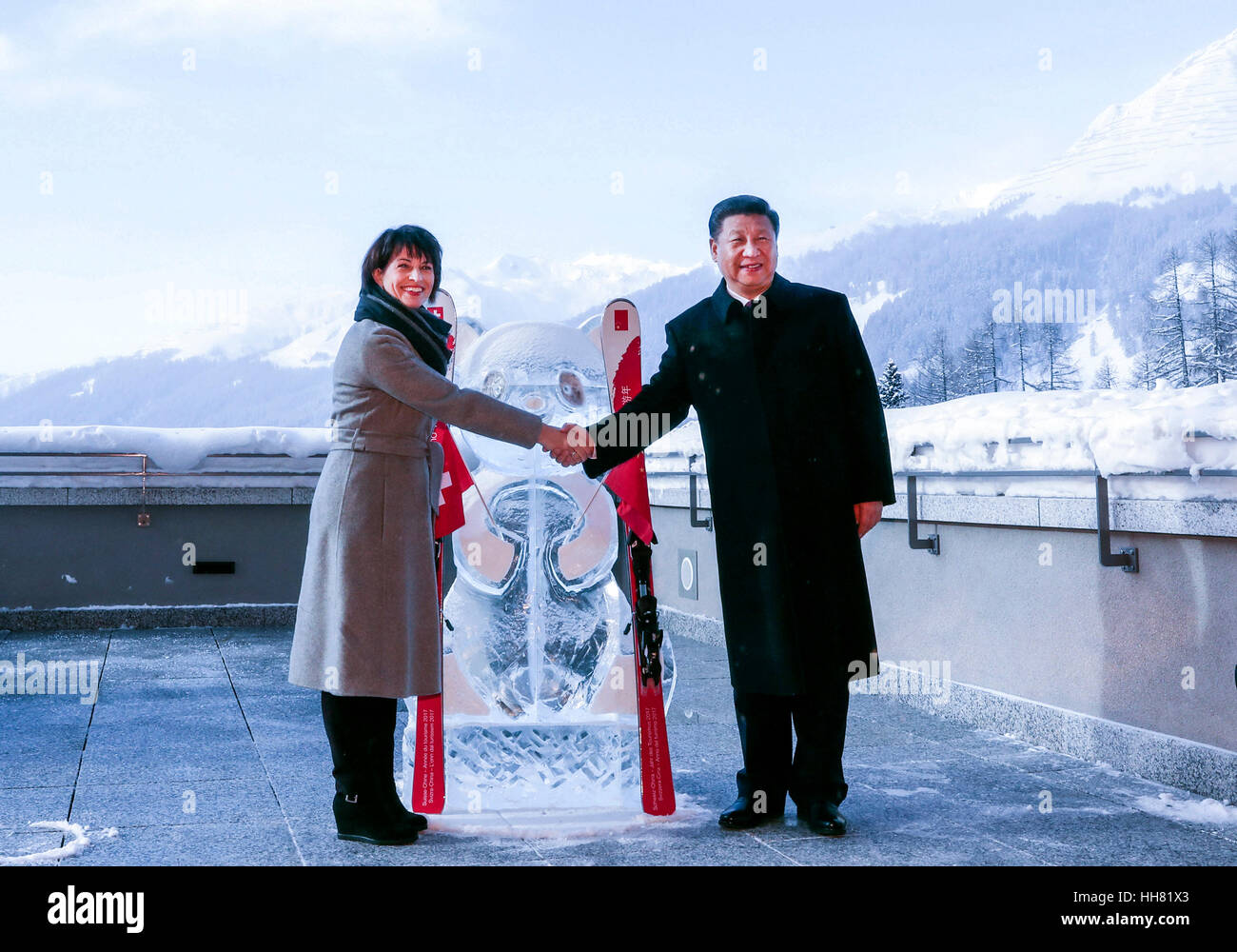 Davos, Schweiz. 17. Januar 2017. Chinese President Xi Jinping (R) und ...