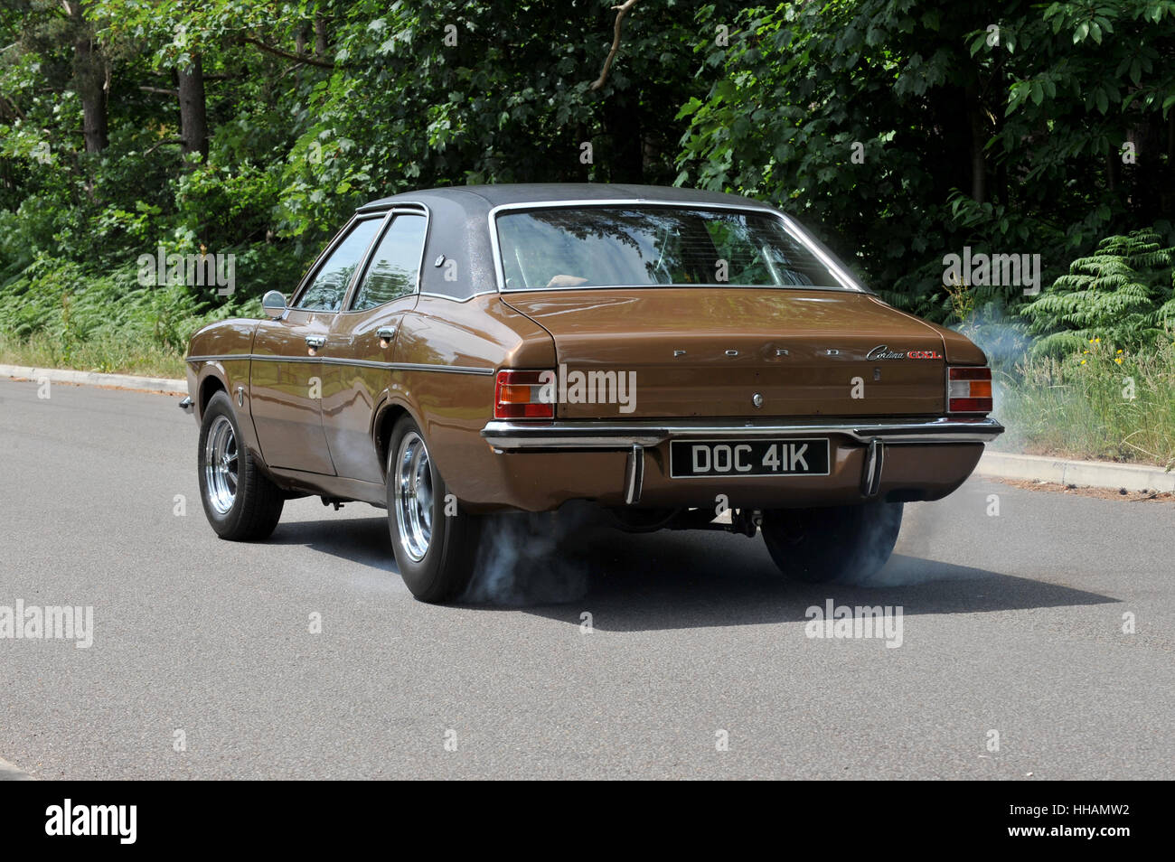 Reifen Rauch aus einem Burnout durchdrehen der Räder durch eine 1972 ...