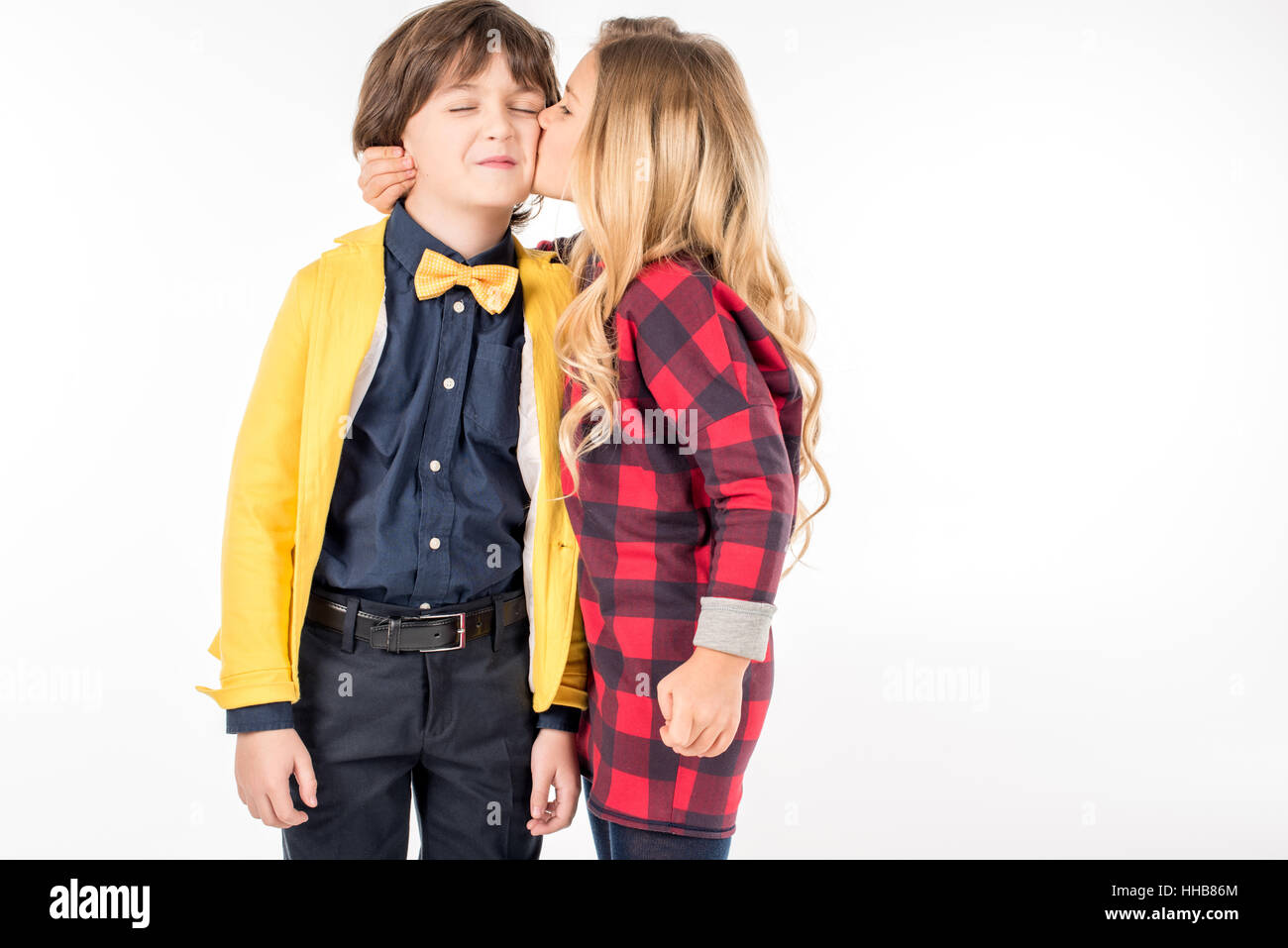 Kinder junge mädchen kuss -Fotos und -Bildmaterial in hoher Auflösung ...