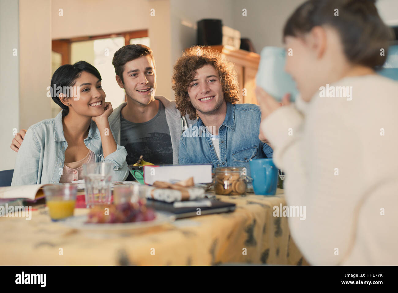 Mann und frau sitzen um den tisch -Fotos und -Bildmaterial in hoher ...