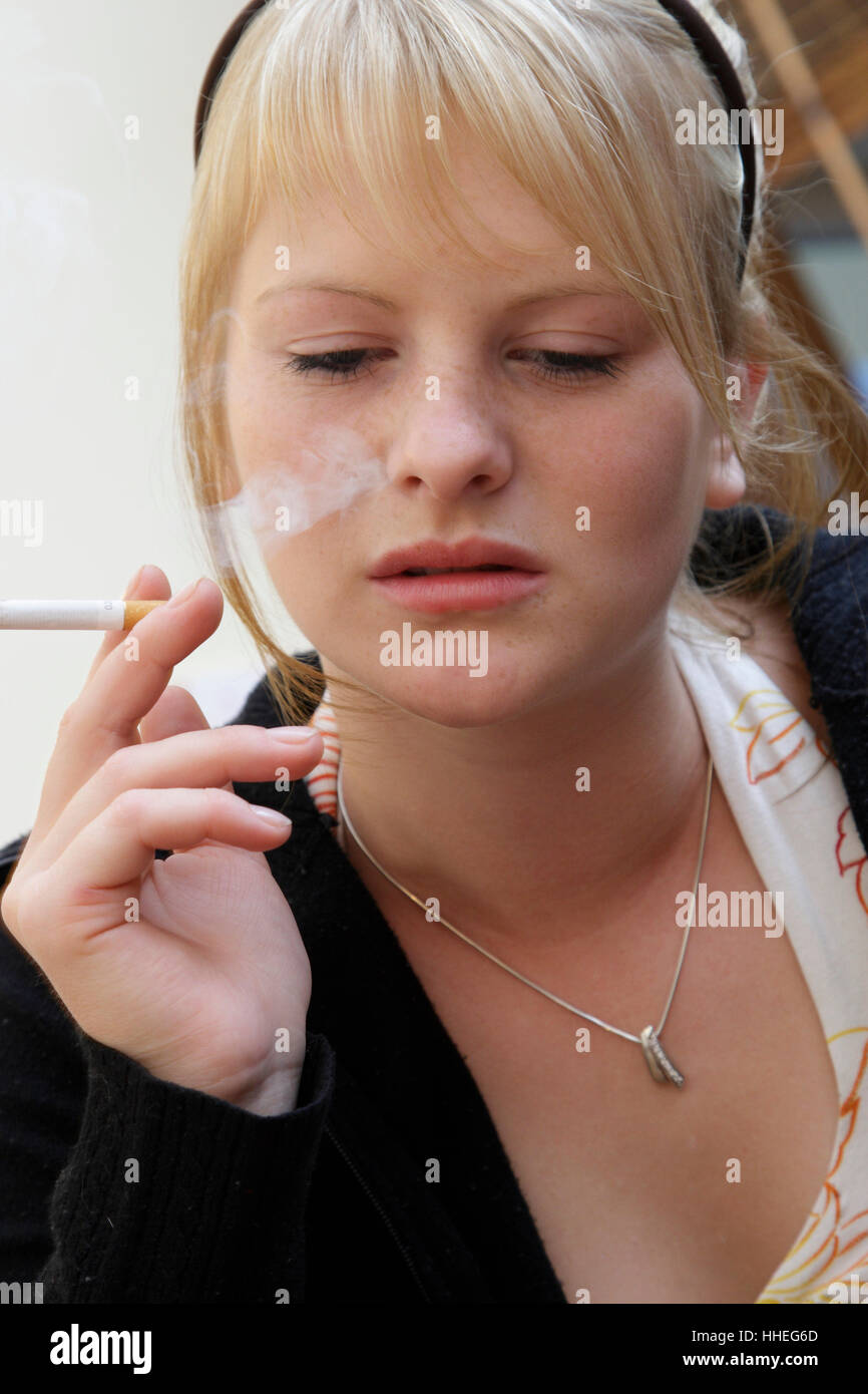 Rauchende mädchen blondine -Fotos und -Bildmaterial in hoher Auflösung ...