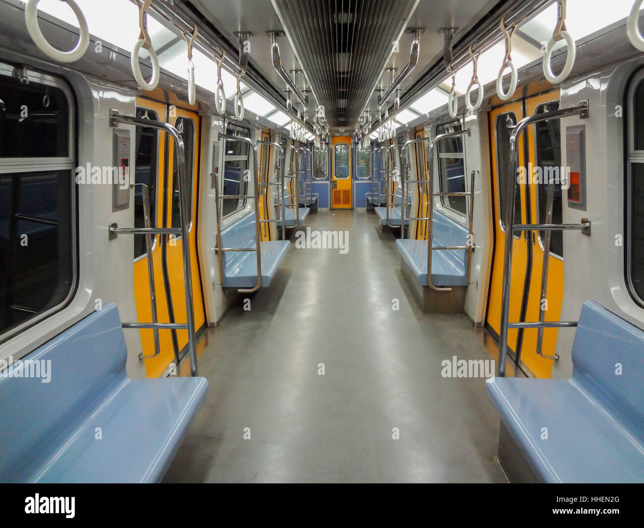 U bahn zug nach innen -Fotos und -Bildmaterial in hoher Auflösung – Alamy