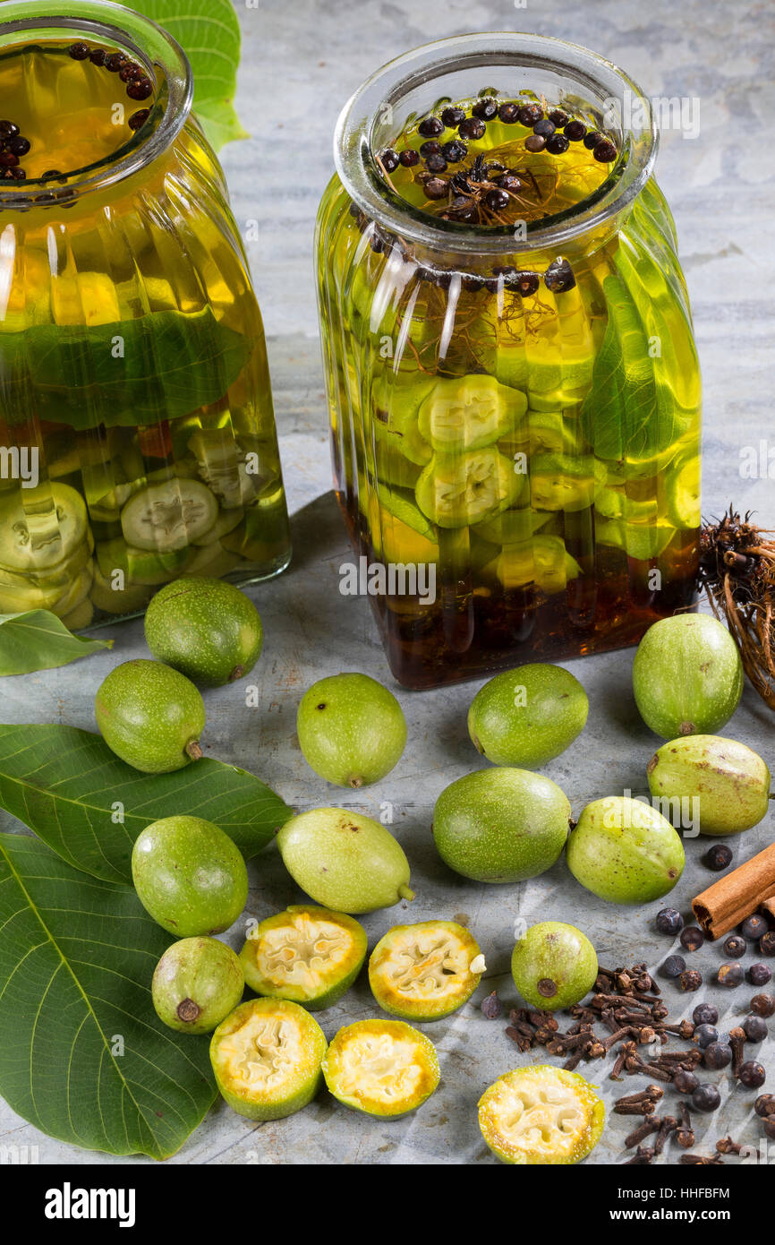 Walnuß-Schnaps, Walnuss-Schnaps, Schnaps Mit Walnuß, Walnuss, Juglans ...