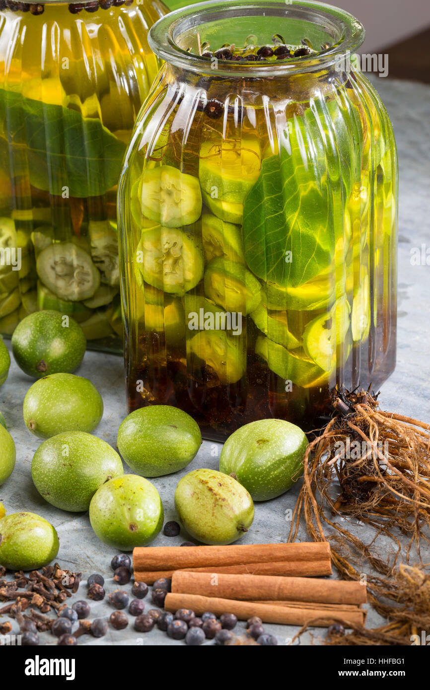 Walnuß-Schnaps, Walnuss-Schnaps, Schnaps Mit Walnuß, Walnuss, Juglans ...