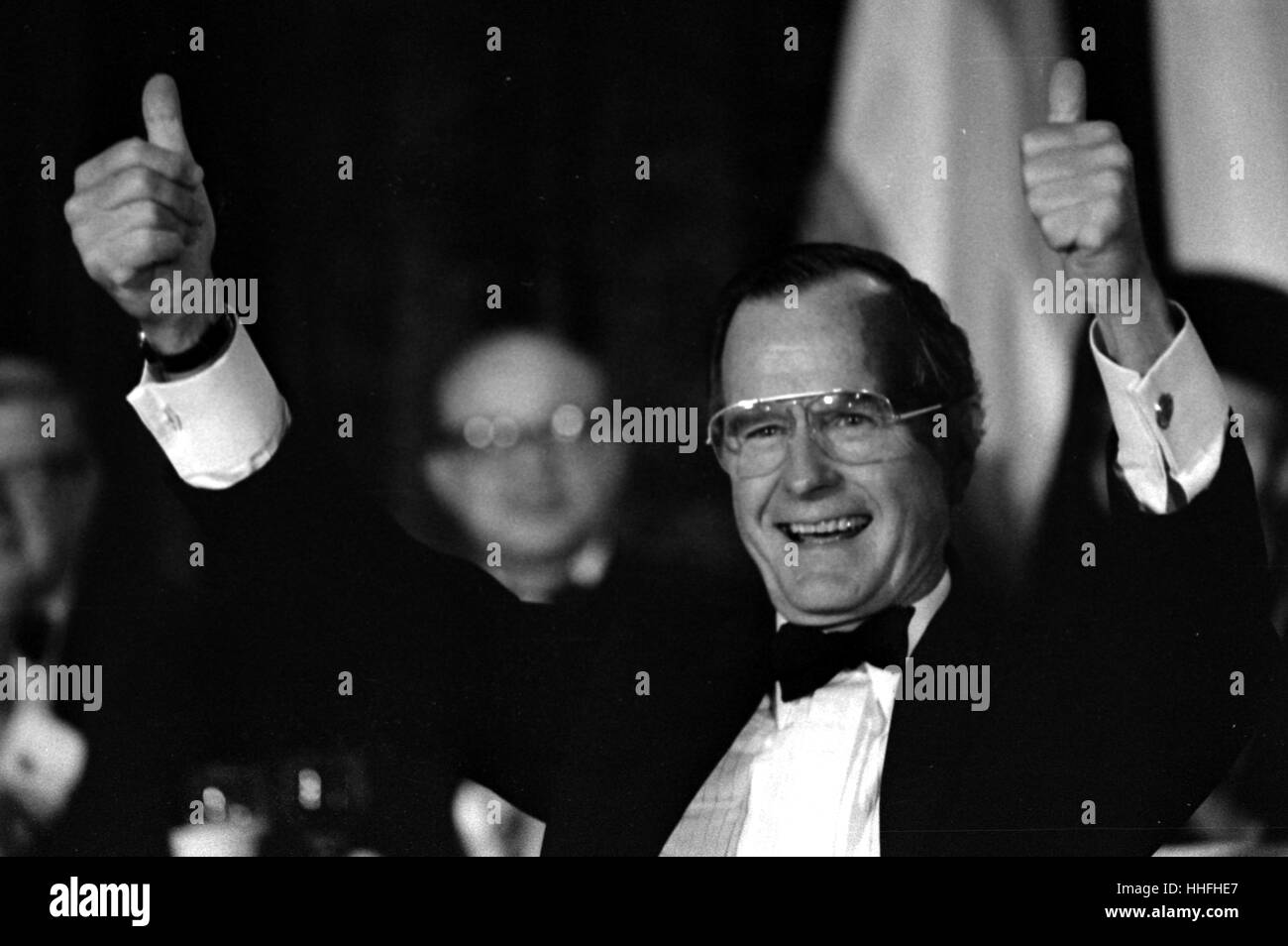 Pres George H. Bush alle Daumen nach oben, als er bei einem ...