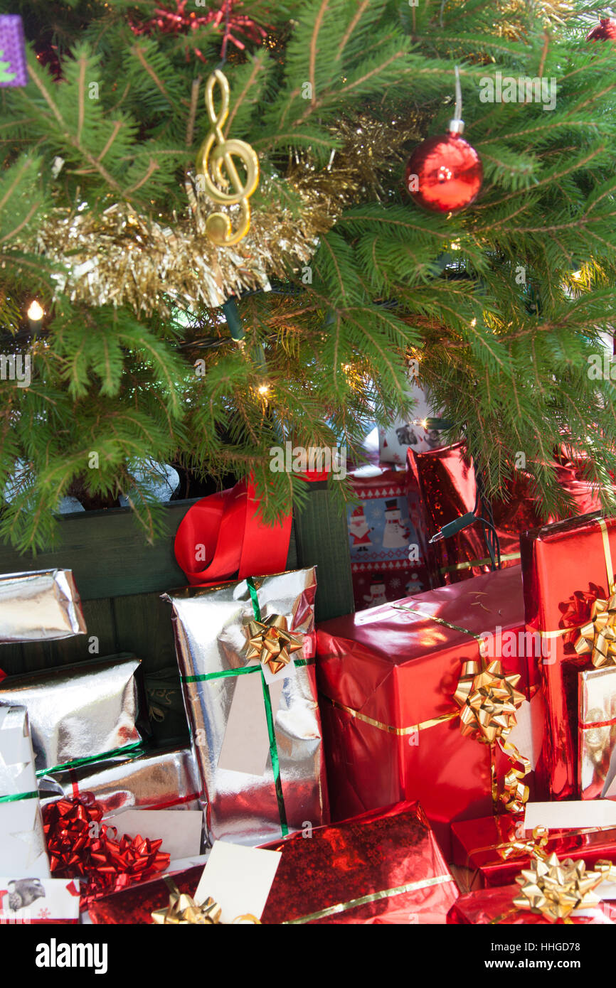 Weihnachtsbaum mit geschenken -Fotos und -Bildmaterial in hoher ...