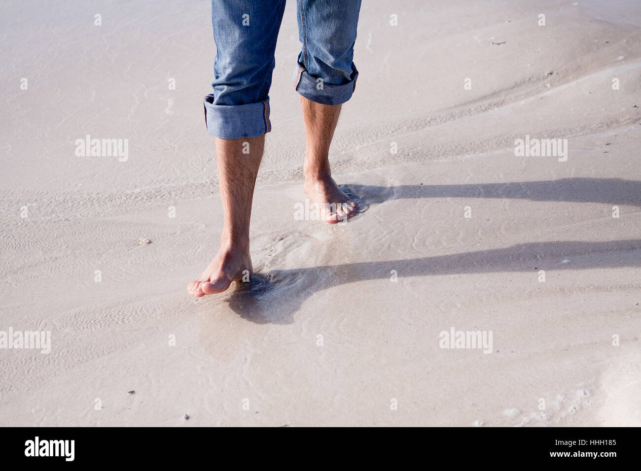 Barfuss Im Sand Und Wasser bin Im Freien Im Sommer Urlaub strand ...
