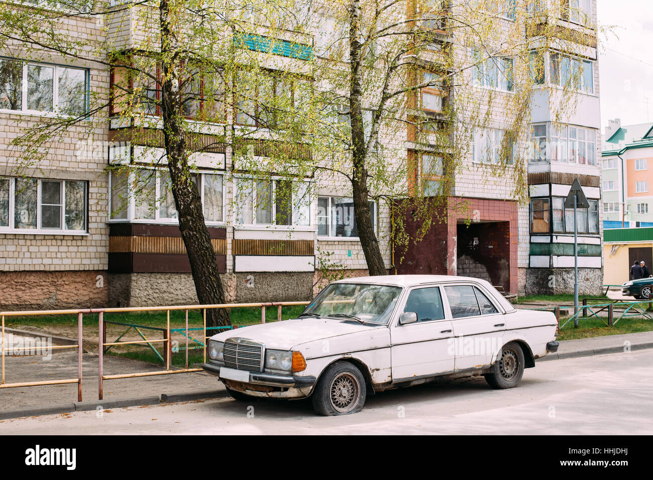 Alte rostige Auto 1980 Mercedes-Benz 300 D (W123) Limousine Parken auf ...