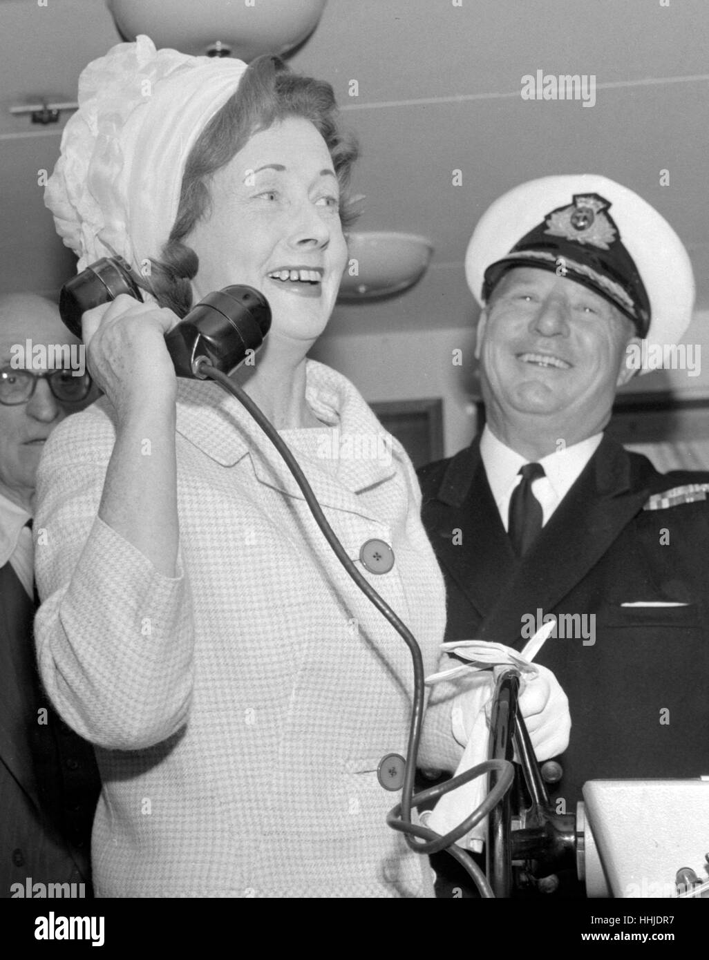 Verkehrsminister Barbara Castle auf der Brücke das Motorschiff noch ...