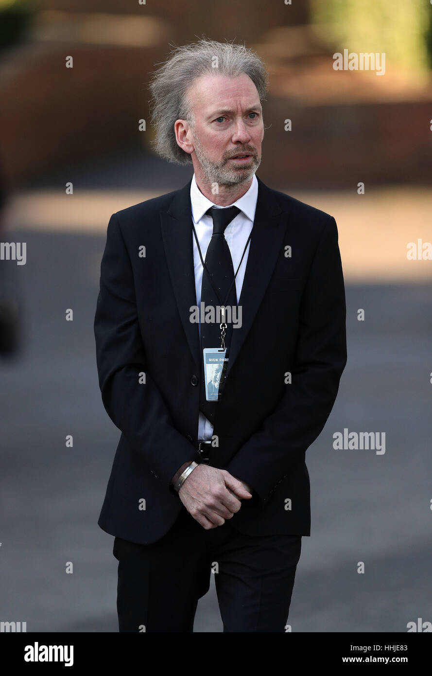 Schlagzeuger Matt Letley kommt in Woking Krematorium für die Beerdigung ...