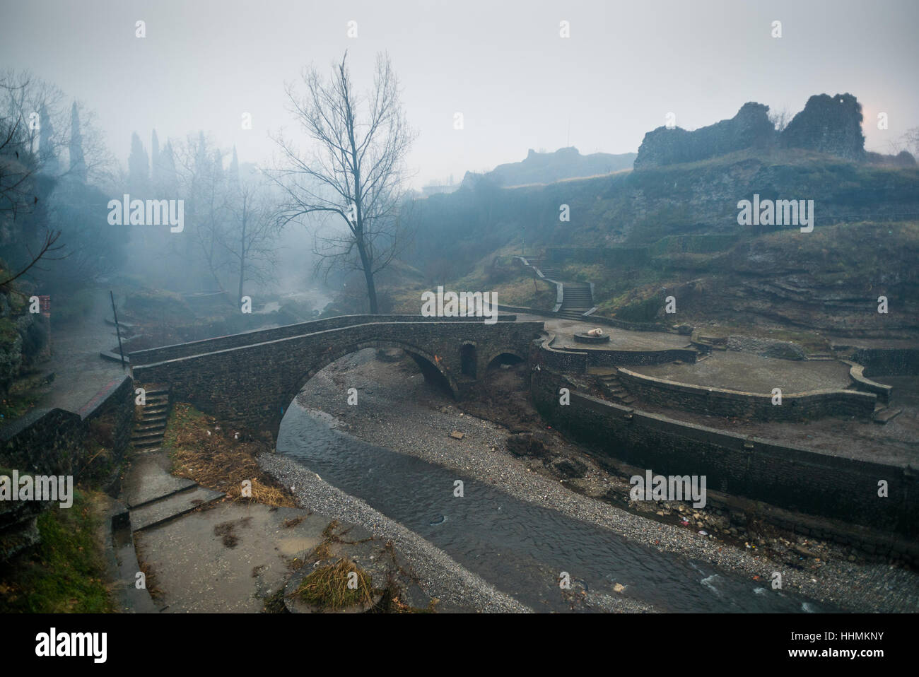 Stari Most Na Ribnici (alte Ribnica River Bridge) an einem nebligen ...