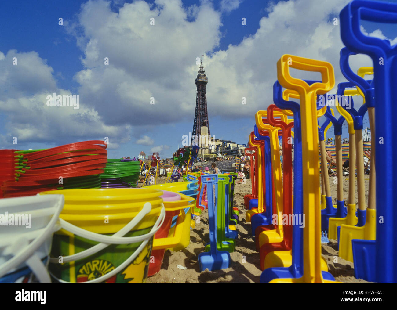 Am Meer-Eimer und Spaten am Strand von Blackpool. Lancashire. England ...