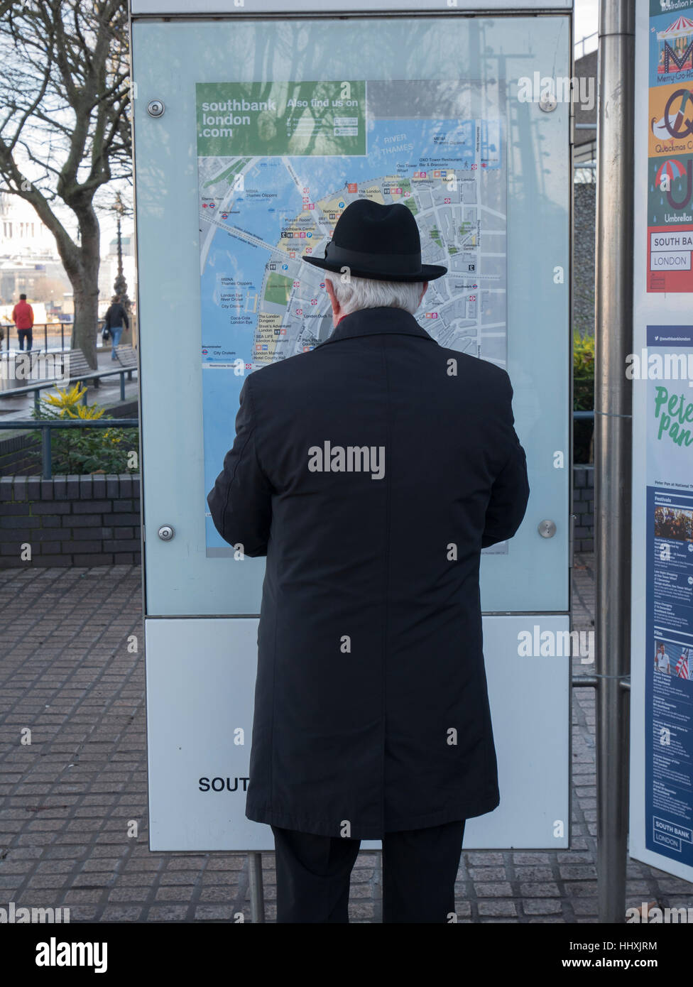 Mann mit schwarzem hut -Fotos und -Bildmaterial in hoher Auflösung – Alamy