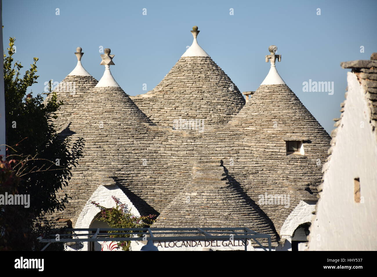Die typische Kegeldach Trulli Häuser und ihre Symbole in Alberobello ...