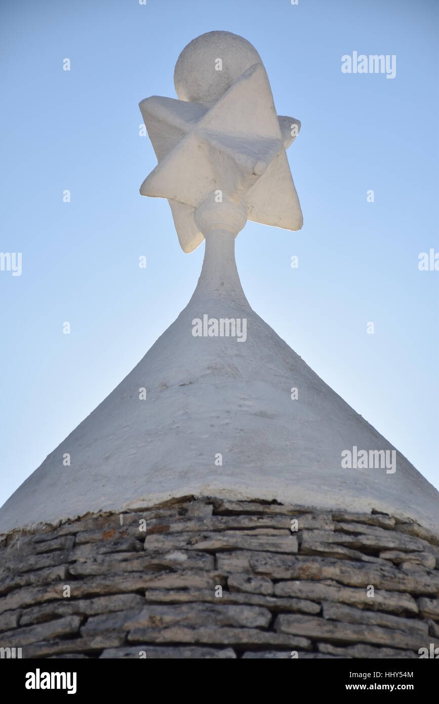 Die typische Kegeldach Trulli Häuser und ihre Symbole in Alberobello ...